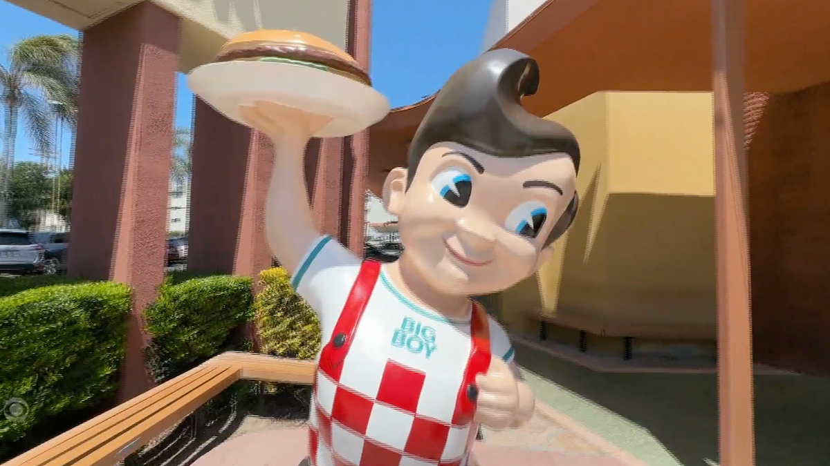 Watch CBS Evening News: California artist brings Bob's Big Boy statues ...