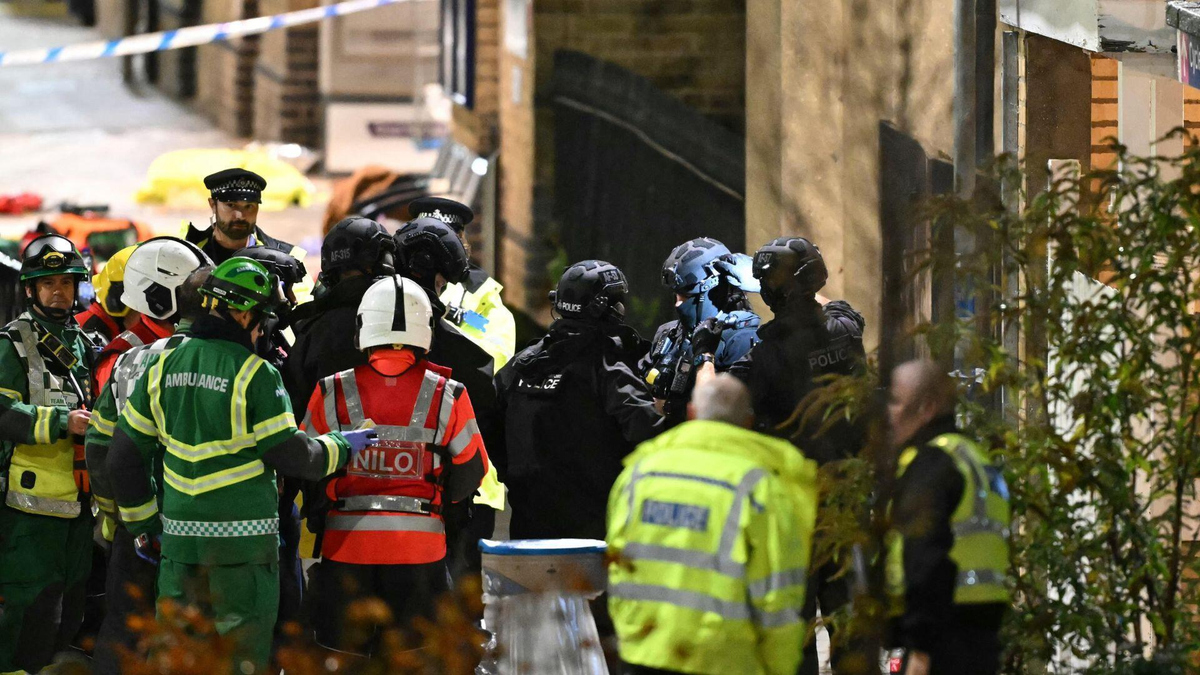 Watch CBS Evening News: British police arrest train stabbing suspect ...