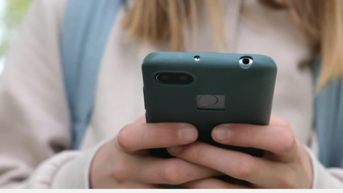 Watch CBS Mornings A couple's smartphone-free movement for kids ...