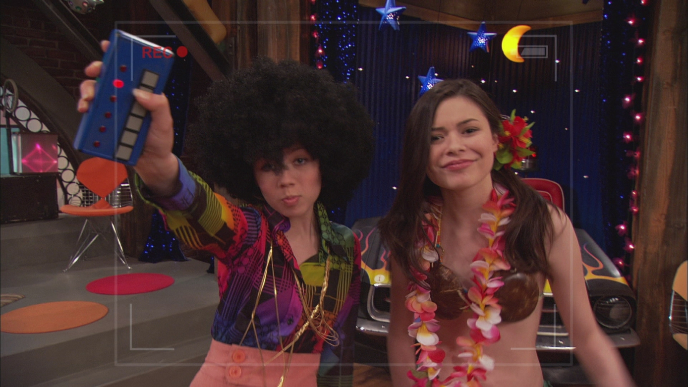 Watch iCarly Season 2 Episode 1: iSaw Him First - Full show on ...