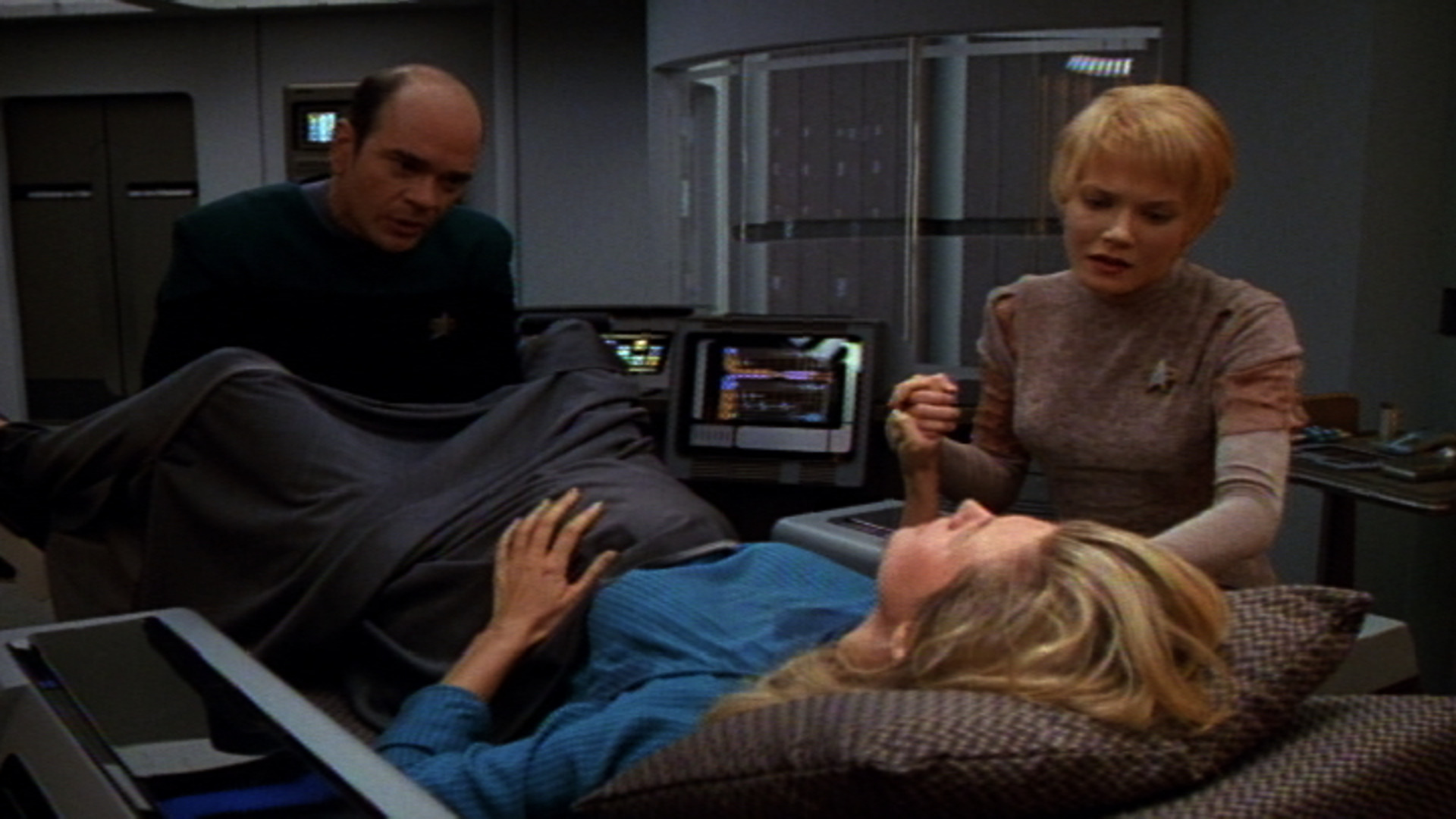 Watch Star Trek: Voyager Season 2 Episode 21: Star Trek: Voyager ...