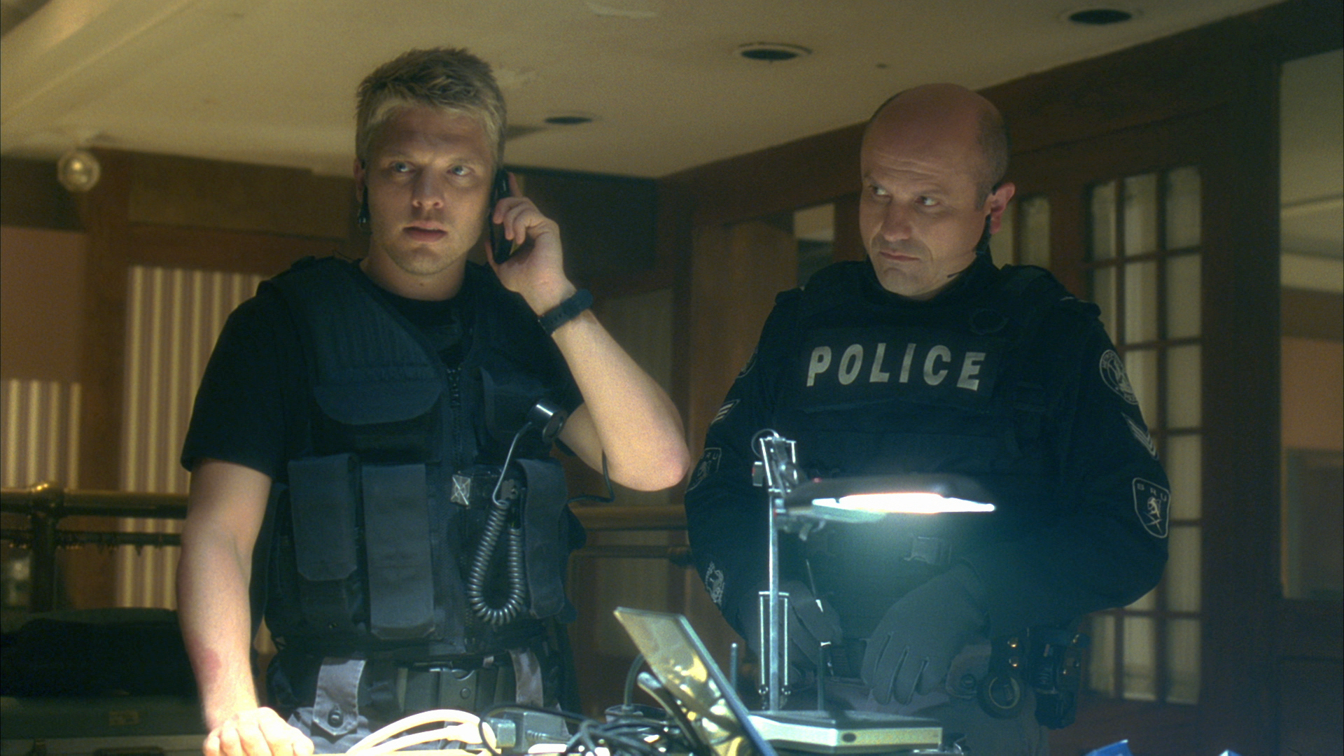 Watch Flashpoint Season 3 Episode 6: Flashpoint - Behind the Blue Line ...