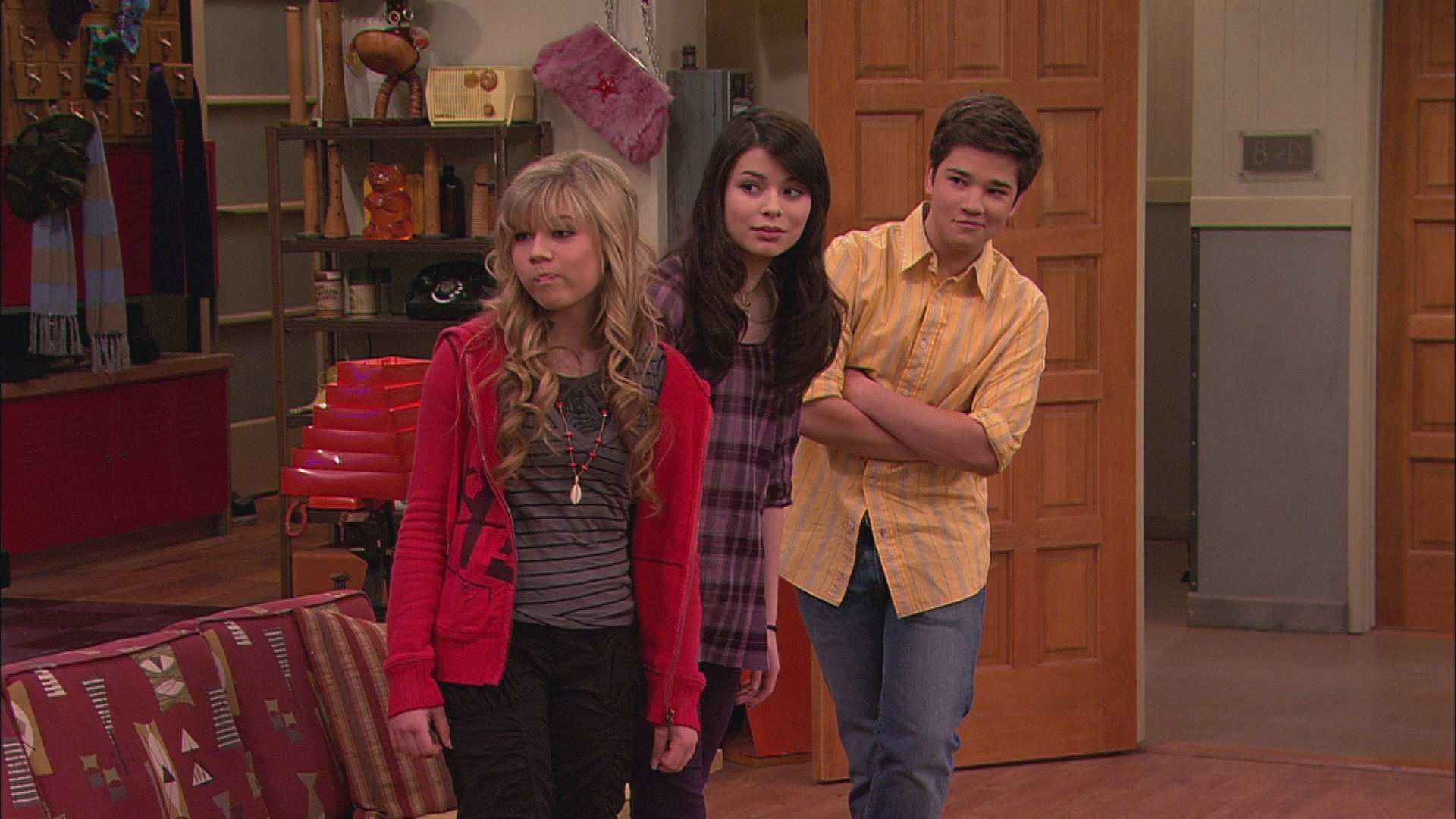 Watch iCarly (2007) Season 2 Episode 18: iCarly - iTake on Dingo – Full ...