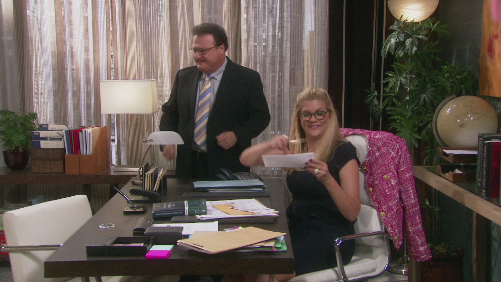 Watch The Exes Season 3 Episode 8: The Exes - Prelude to a Kiss – Full ...