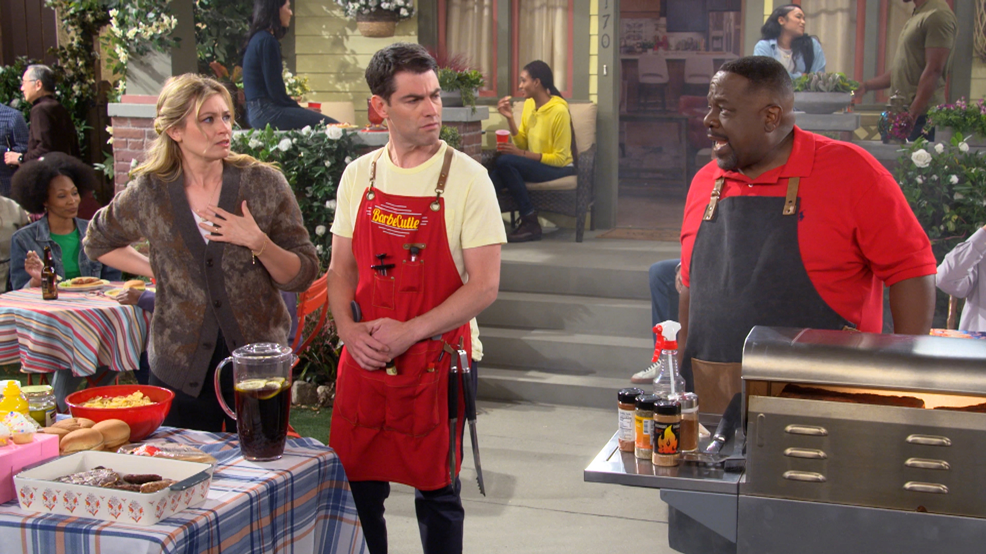 Watch The Neighborhood Season 6 Episode 1: Welcome to the Foos Box ...