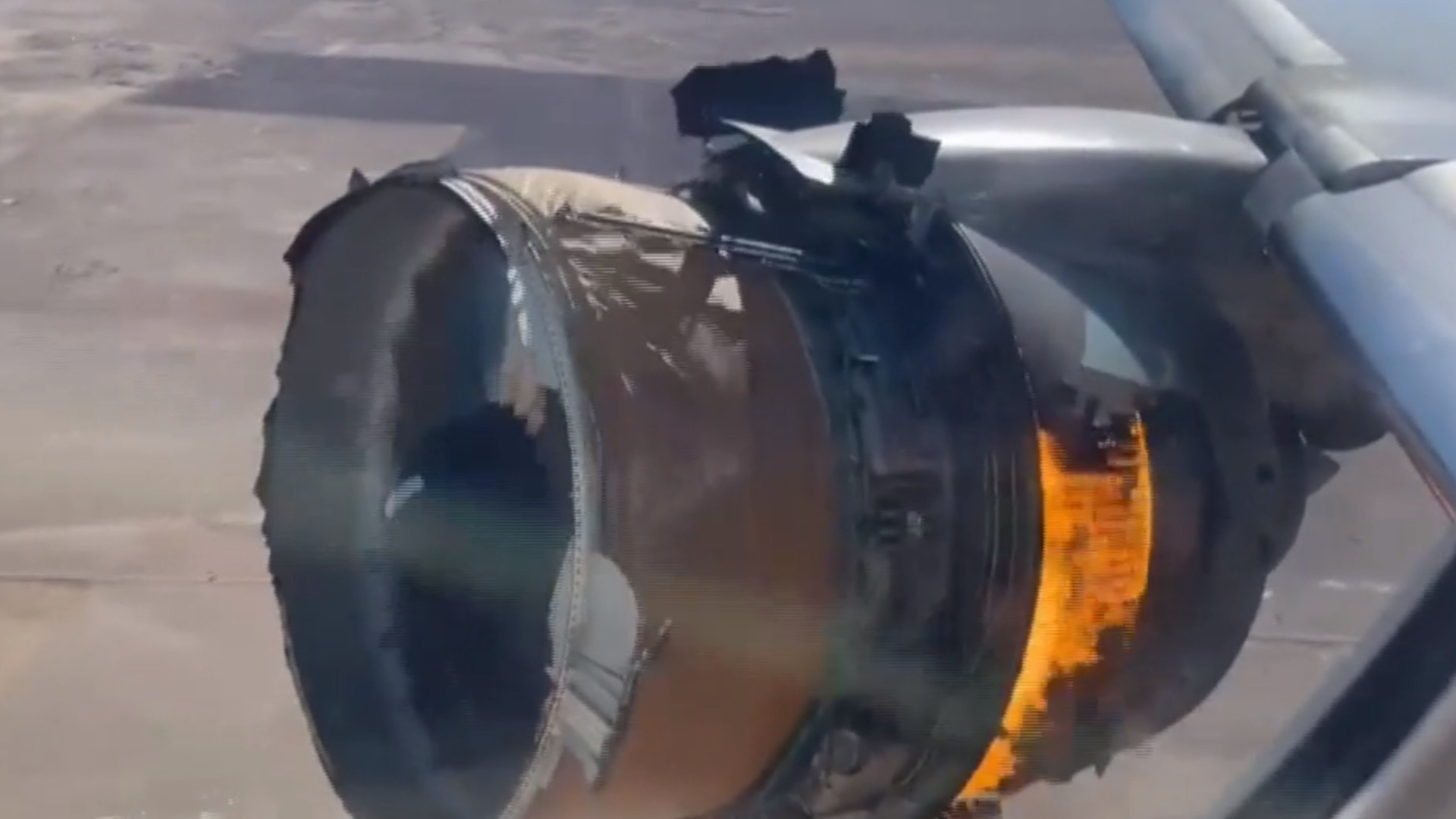 Watch CBS Evening News: Flight lands safely after engine failure - Full ...