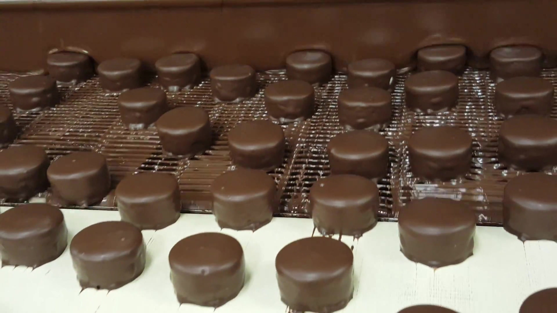 Watch Sunday Morning What goes into a box of See's Candies? - Paramount+
