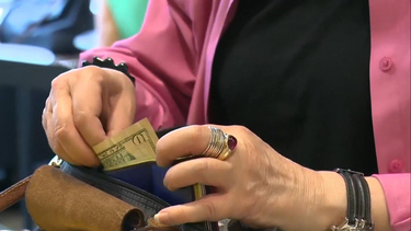 Watch CBS Evening News: The stock market closes out worst day of 2025 ...