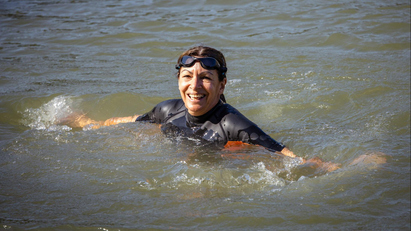Watch CBS News Mornings: Paris mayor swims in the Seine river - Full ...