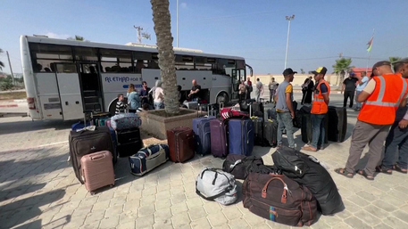 Watch CBS Saturday Morning: Americans arrive in Egypt from Gaza - Full ...