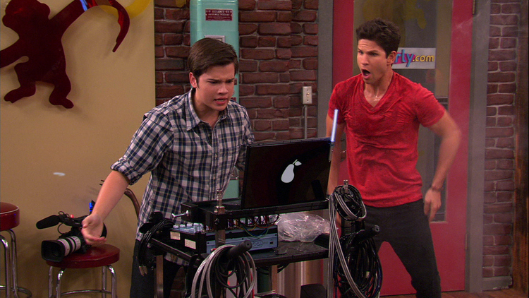 Watch iCarly (2007) Season 3 Episode 7: iCarly - iHire an Idiot – Full ...